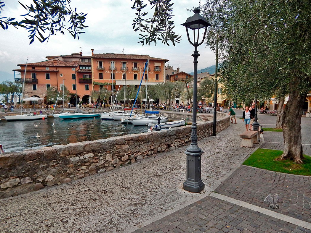 Photos of Torri del Benaco town - KASADOO