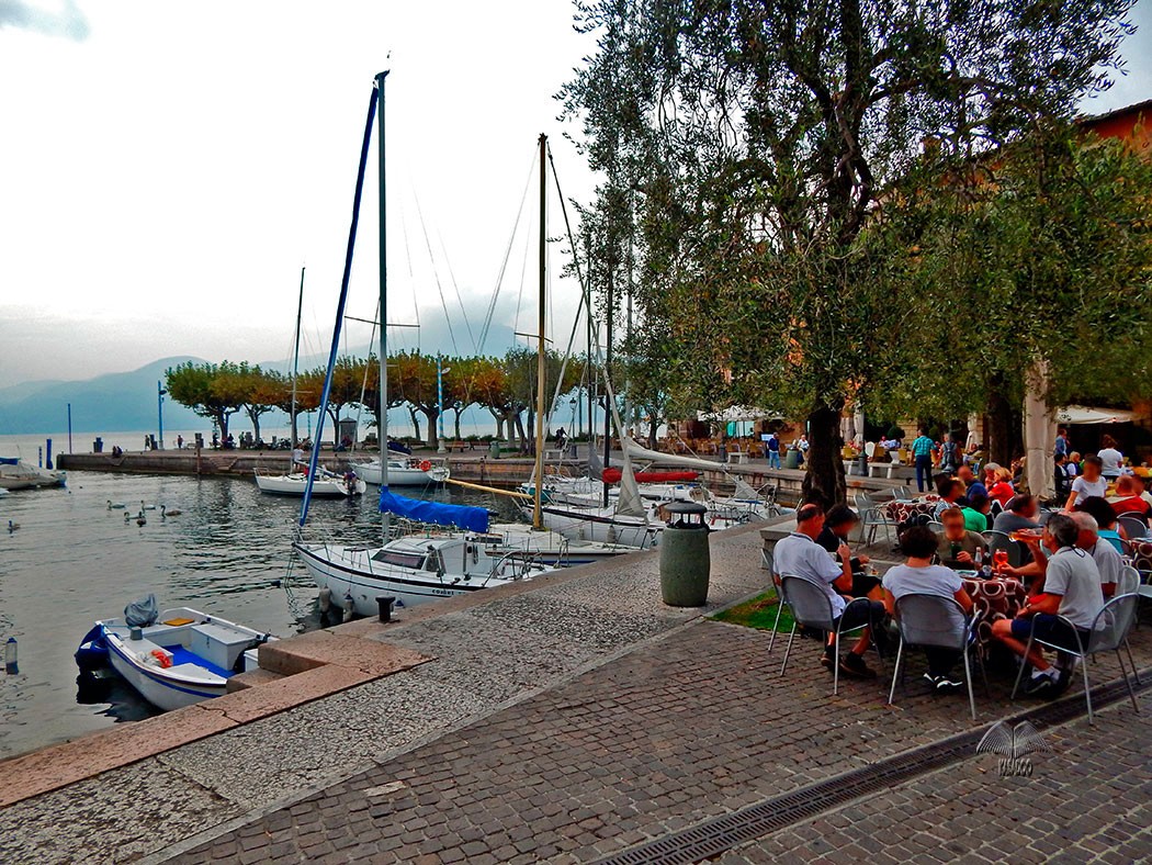 Photos of Torri del Benaco town - KASADOO